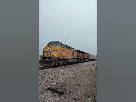Ex-SP AC44CW Leading NS 126 - YouTube