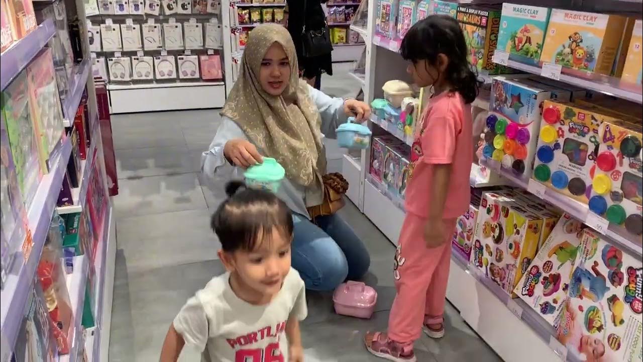 Jalan jalan di hari minggu bermain sambil belanja bersama Ayah Mama Kaka Zahra dan Adek Firsyad ...