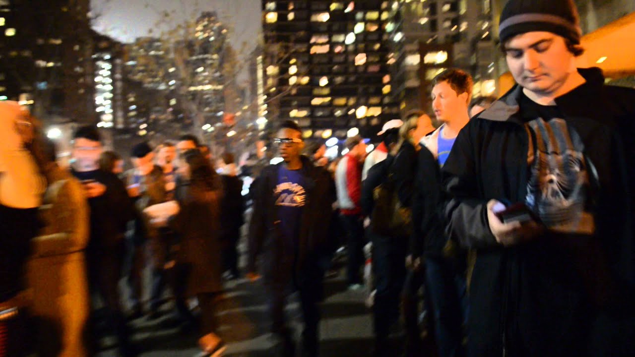 Fans line up to watch Star Wars in New York - YouTube