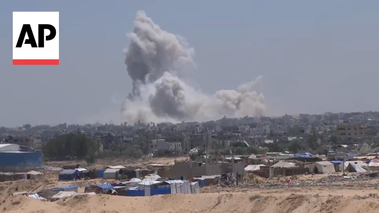 Huge smoke cloud erupts after explosion in southern Gaza - YouTube
