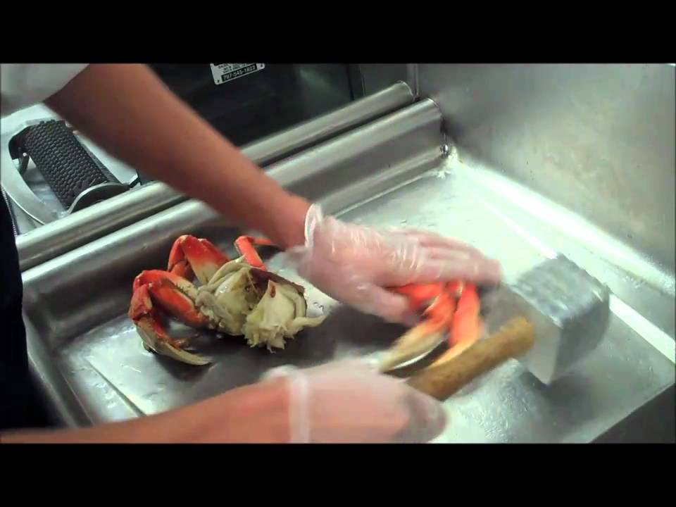 How To Crack a Crab-Westlake IGA Market, Davis, Ca - YouTube