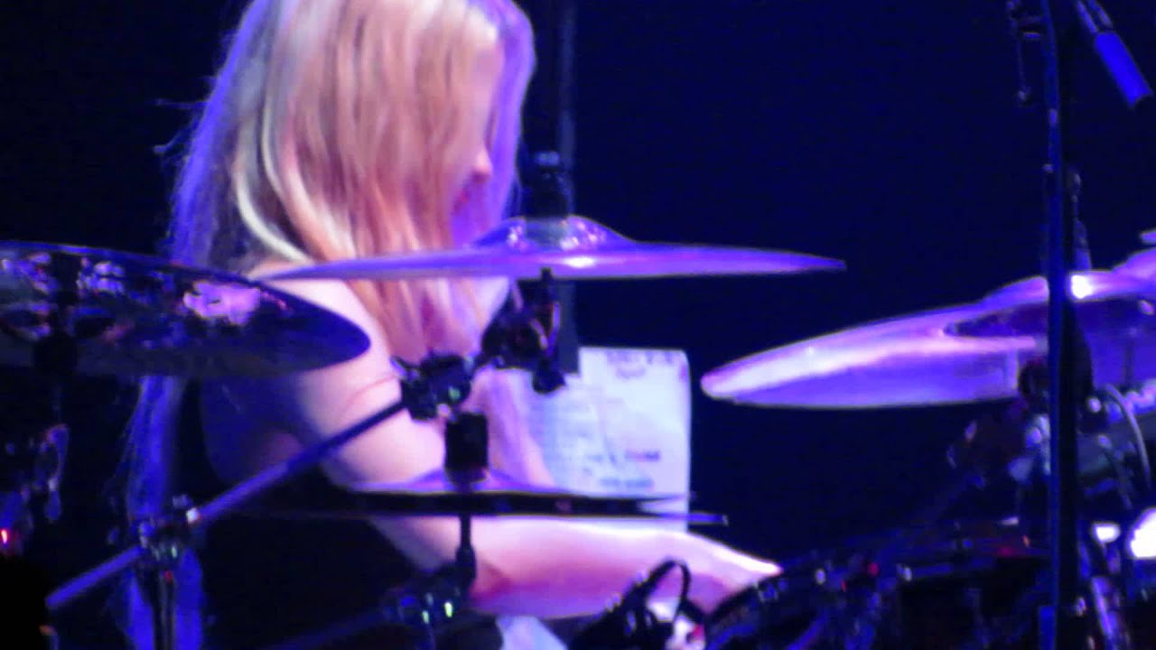 Avril Lavigne live Chile - Song 2 - Avril on drums - Steve Ferlazzo ...