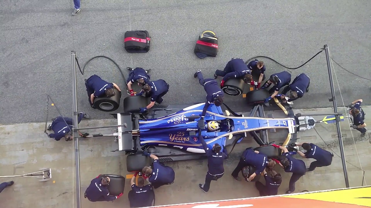 Pit stop from the Sauber F1 team - Pre-season testing Barcelona 2017 ...