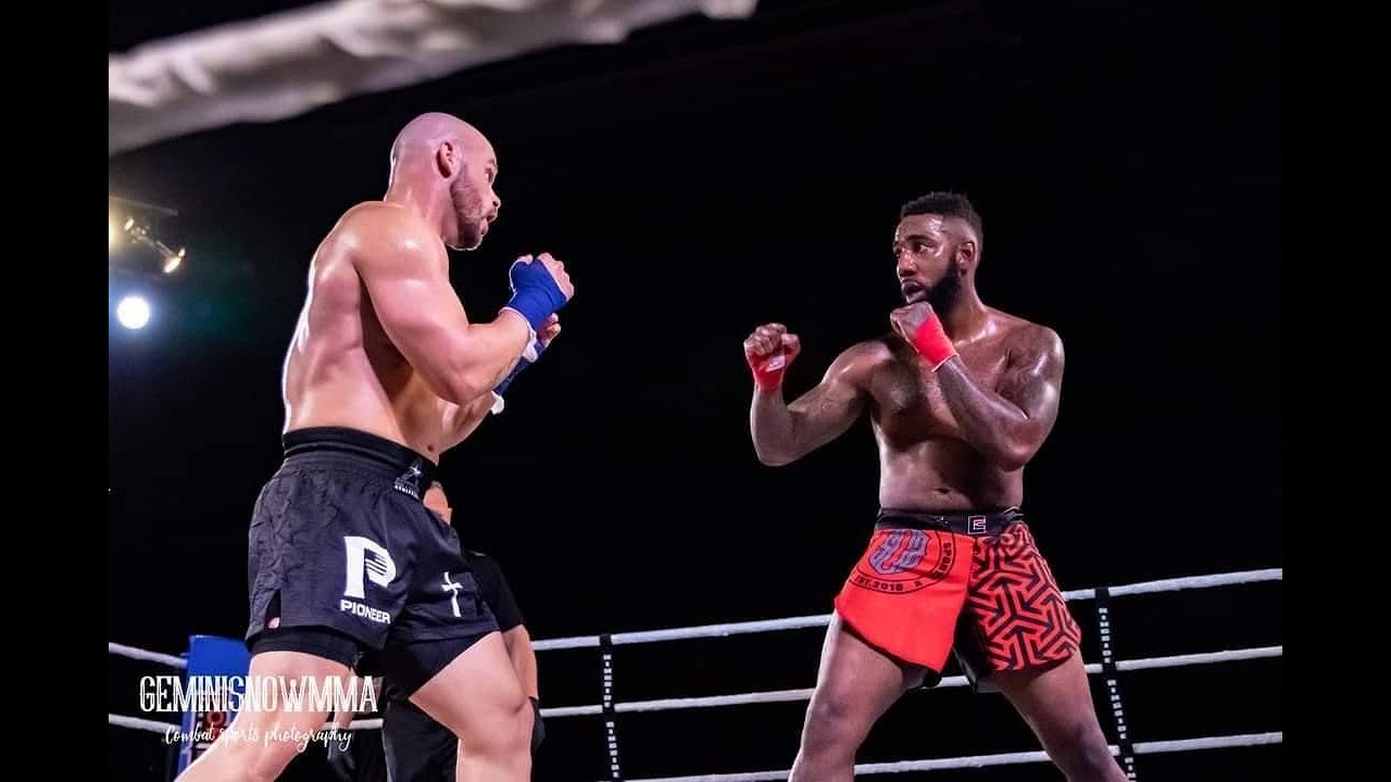 Tee Cummins vs Brian Maxwell (Bareknuckle) - YouTube