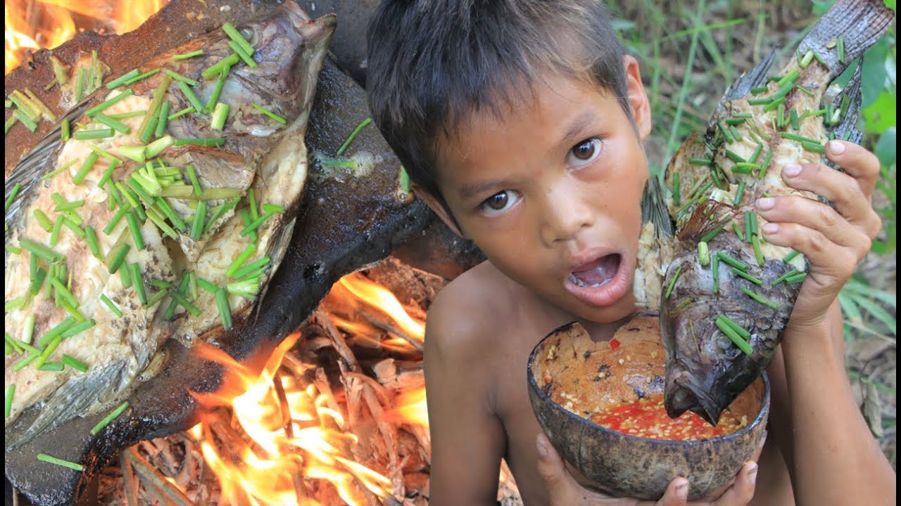 Primitive Technology - Eating delicious - Cooking fish on a rock - YouTube