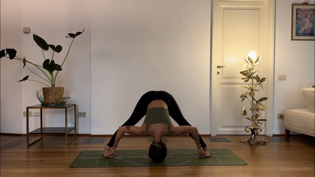 Pratica Yoga - Allungare gli ischiocrurali (B) - YouTube