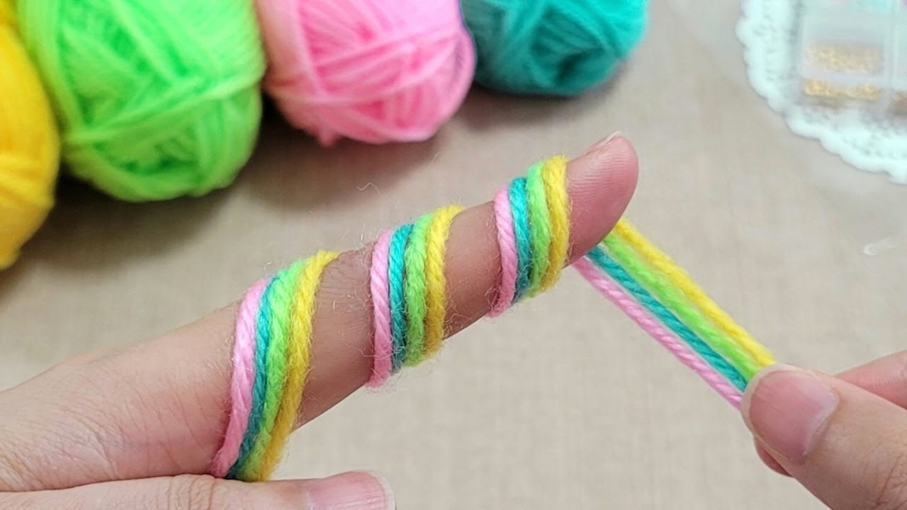 VERY EASY! I made it with fingers and wool, but so pretty that I'll ...