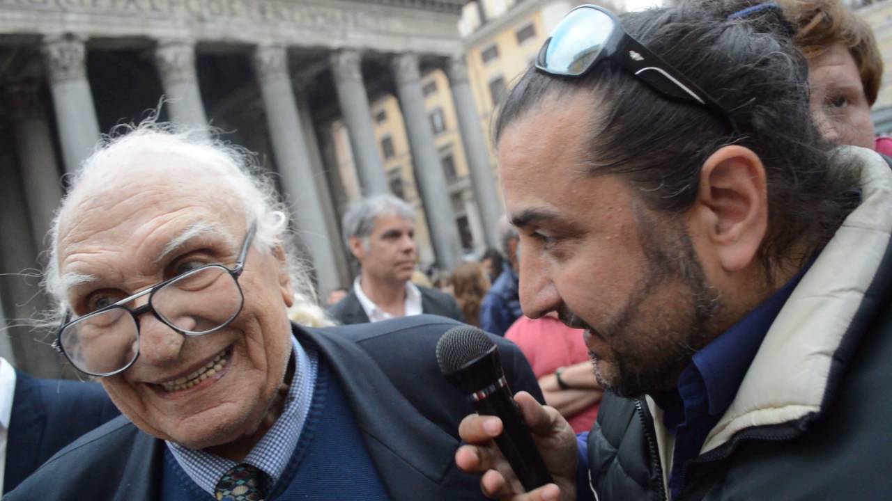 CIAO MARCO: Il Salutatore ringrazia Marco Pannella - YouTube