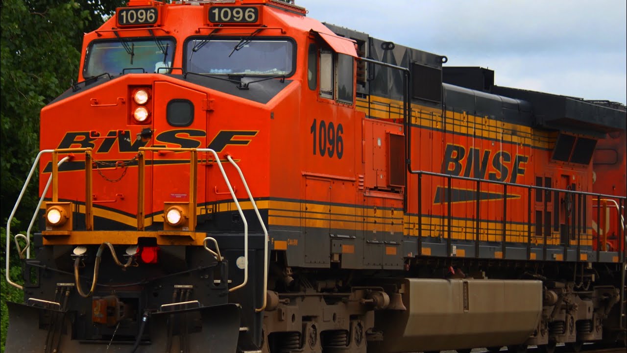 BNSF #1096 (Old H1 D9, Now Repainted) Leads Fast Manifest with CN SD75I ...