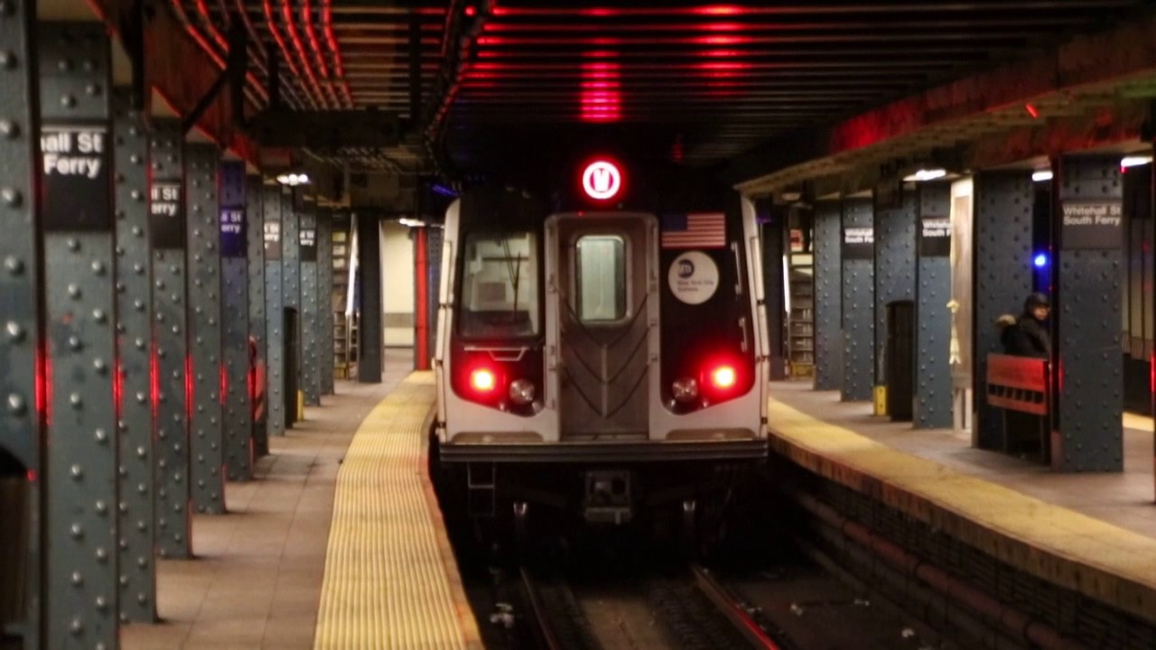 MTA NYC Subway W train leaving Whitehall St/South Ferry (weekend) - YouTube