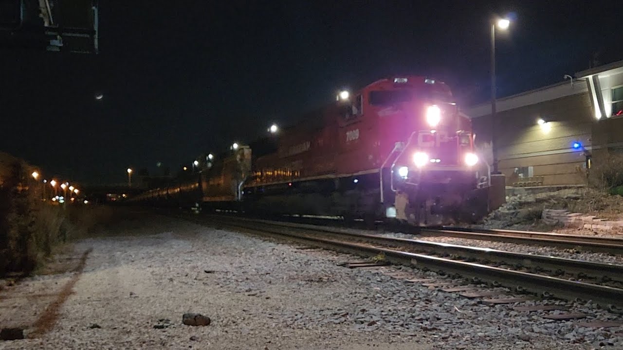CP 7009 leads CP 540 thru Milwaukee, WI on the Canadian Pacific ...