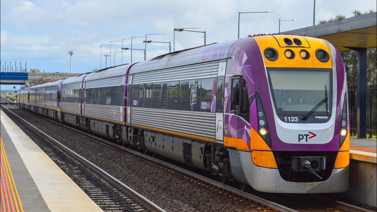 V/Line 9 Car Vlocity At Tarneit - YouTube