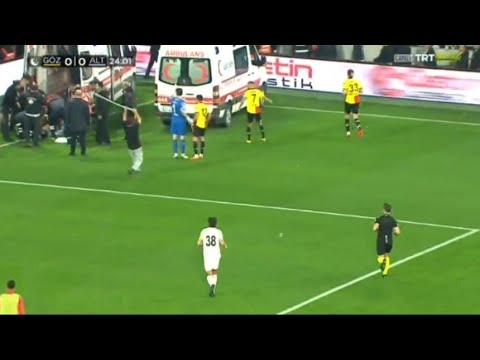 Göztepe - Altay maçında kavga çıktı! Taraffar korner direği ile kaleciye saldırdı! Maç ertelendi