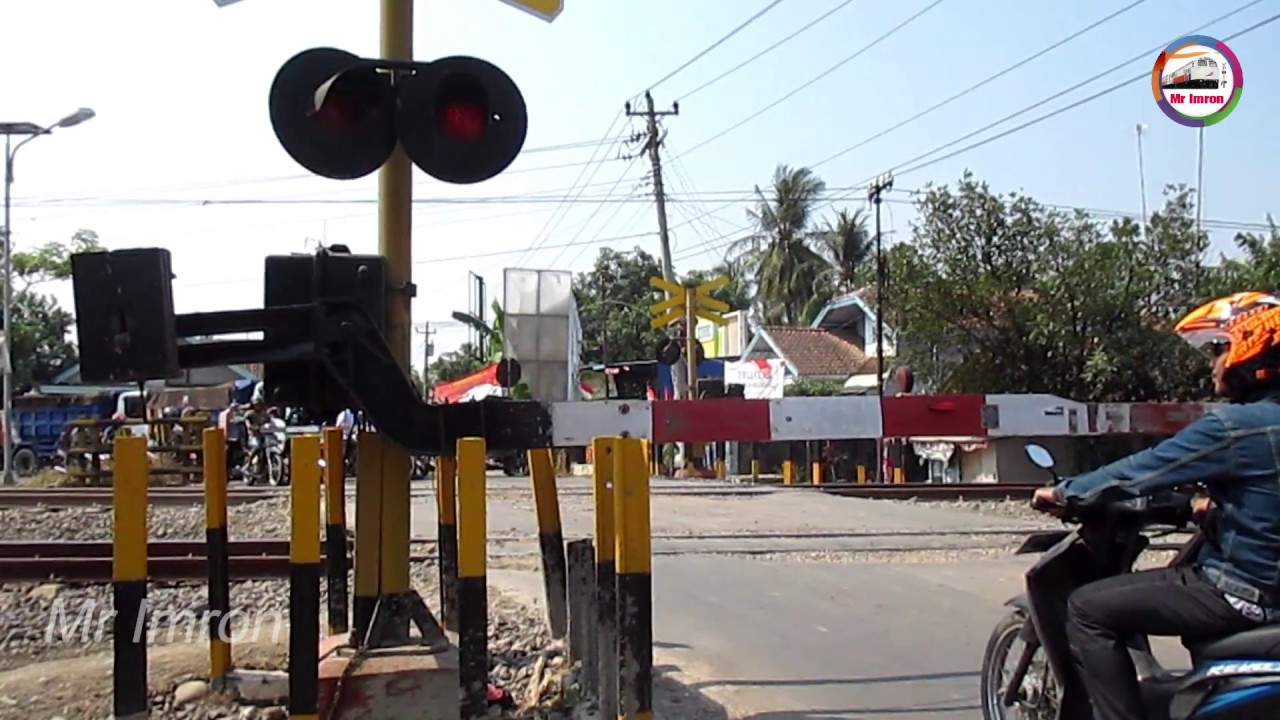 Perlintasan KA Unik dan Alarm - Nya dari Stasiun Comal Pemalang - YouTube