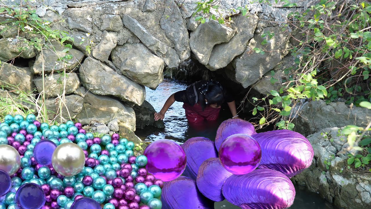 Sparkling mutated giant purple clams, nurturing beautiful and charming ...