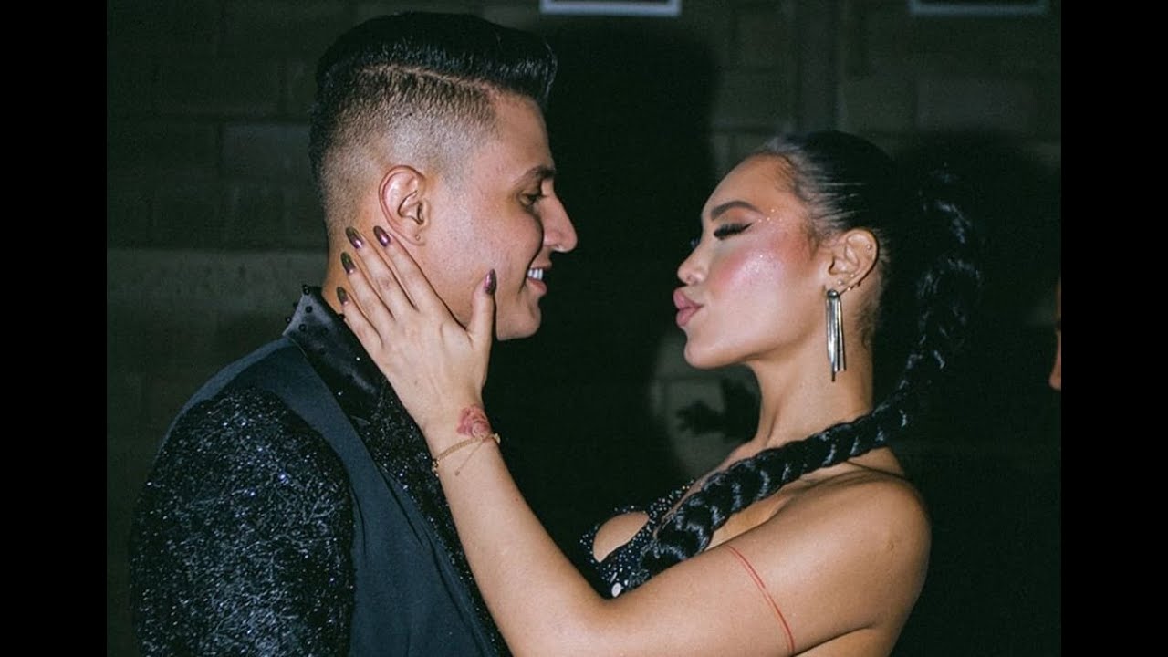 Así van los amores de Ana del Castillo con su acordeonero Chide García - YouTube