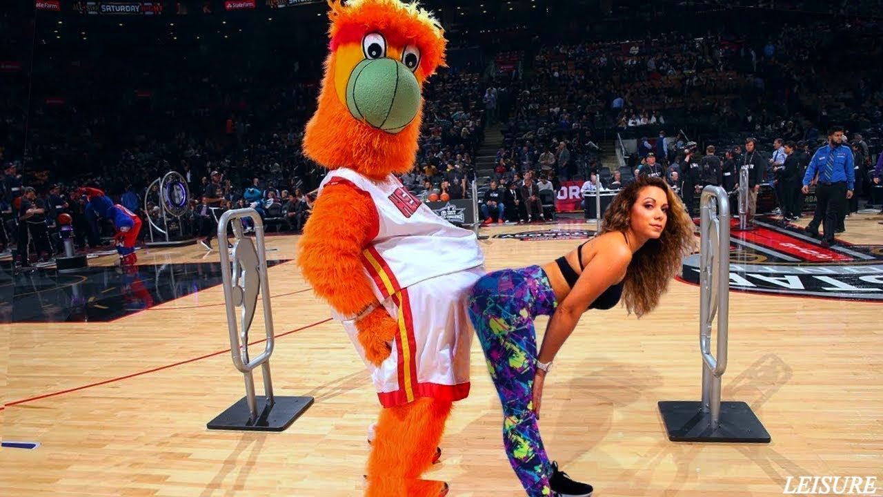 10 FUNNIEST MASCOT MOMENTS IN SPORTS - YouTube