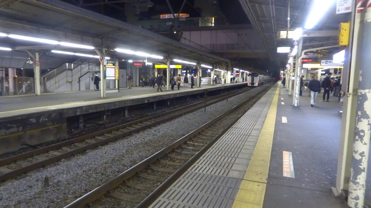 215系とE231+E233 戸塚駅通過 - YouTube