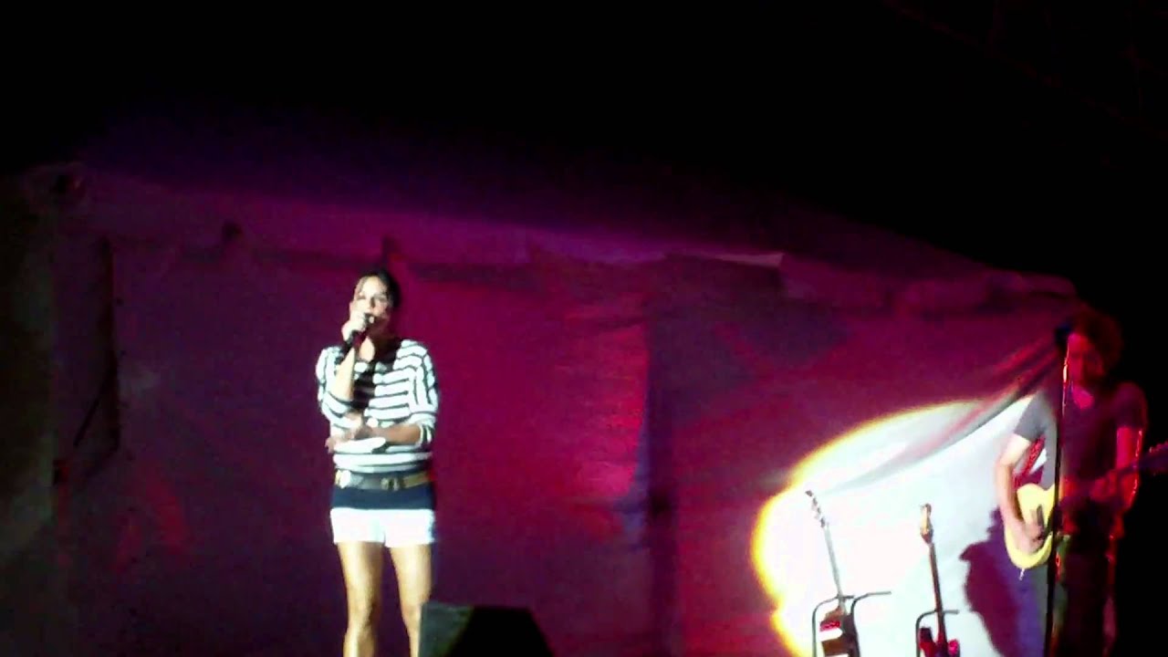 Sara Evans Back Seat of a Greyhound Bus - YouTube