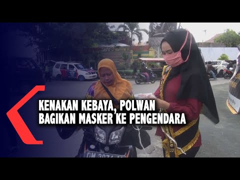 Kenakan Kebaya, Polwan Bagikan Masker Ke Pengendara
