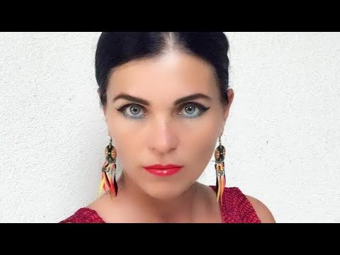 BİR GÜLÜŞÜ VAR  - ZEYNEP ÜSKÜPLÜ