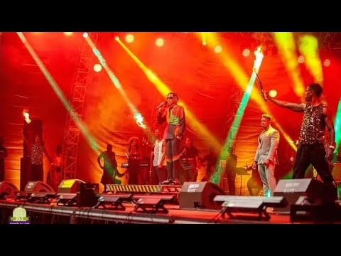 Fill Up The Stadium: Yo Maps Charlie Live on Stage.. - YouTube