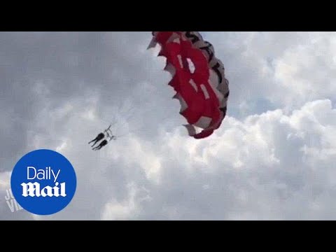 Terrifying moment parasailers rope snaps during a storm - Daily Mail ...