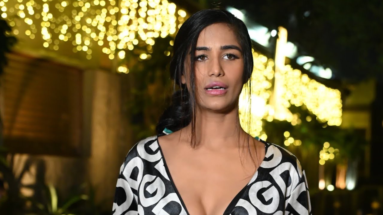 Poonam Pandey @poonampandeyreal strutting through the city, turning ...