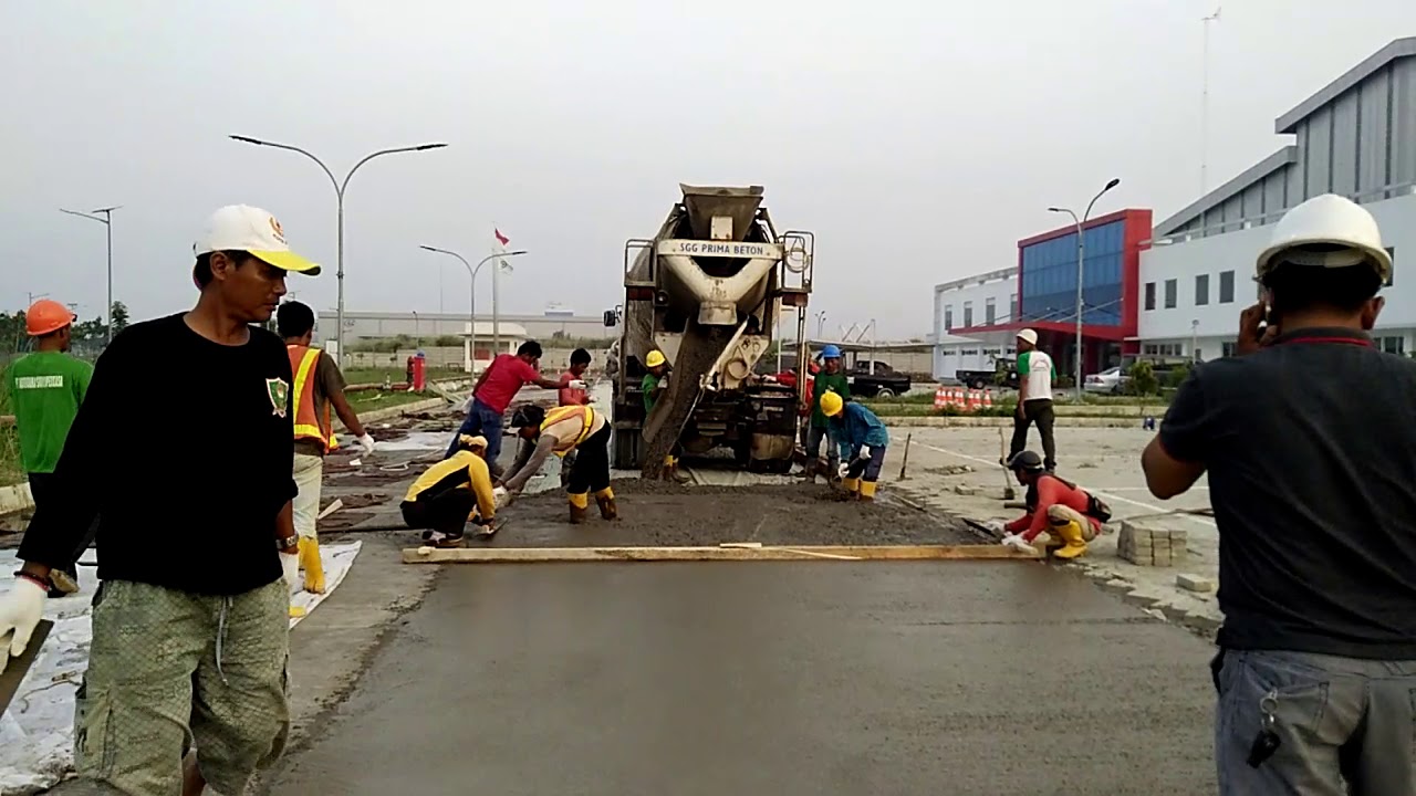 Proses Pengecoran Jalan dengan readymix - YouTube