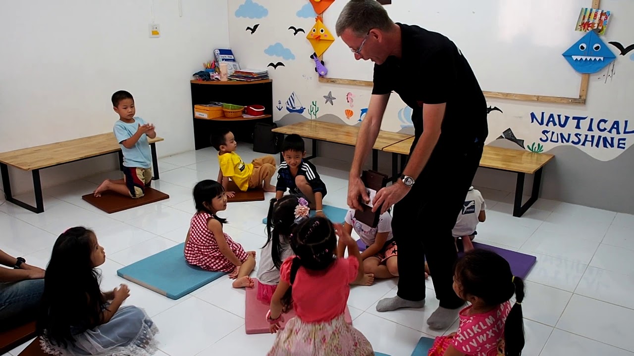 English level class atmosphere - YouTube