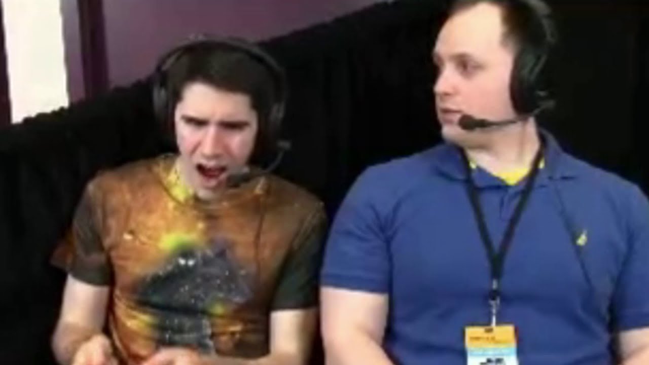 Scar gets hit in the head by a pole at Evo 2015 - YouTube