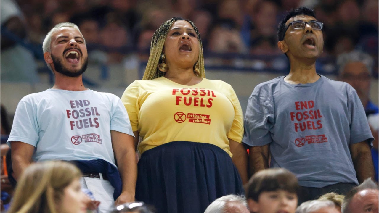 'Utterly pathetic': Climate protesters disrupt US Open semi-final - YouTube