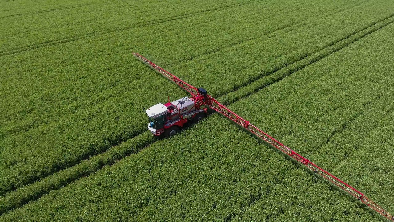 Bateman RB35 - Spraying combinable Peas - YouTube