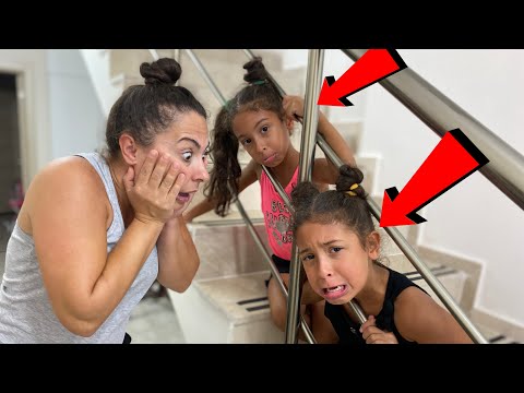 SILA VE MİRA Merdivenden Düştü Kafaları Demire Sıkıştı Fun Twins
