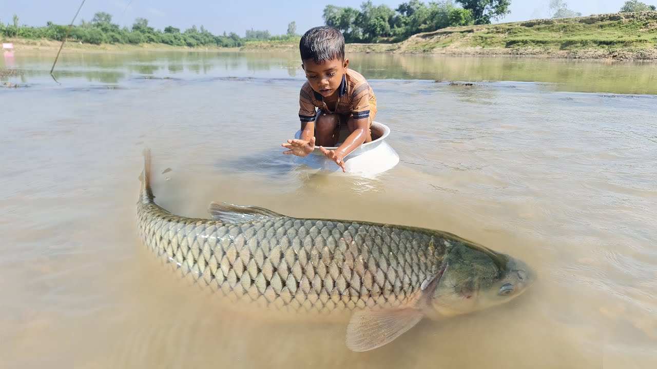 Amazing Hand Fishing Video | Traditional Boy Catching Fish By Hand in ...