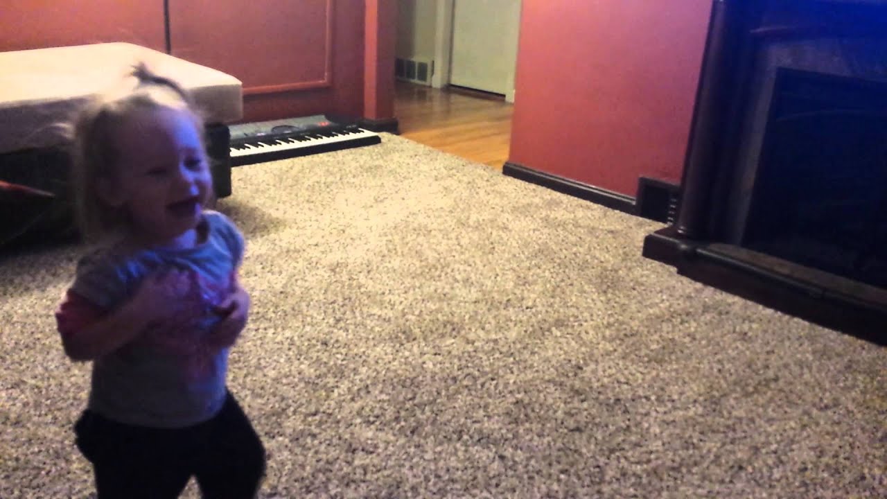 Baby dancing to Happy by Pharrell Williams - YouTube