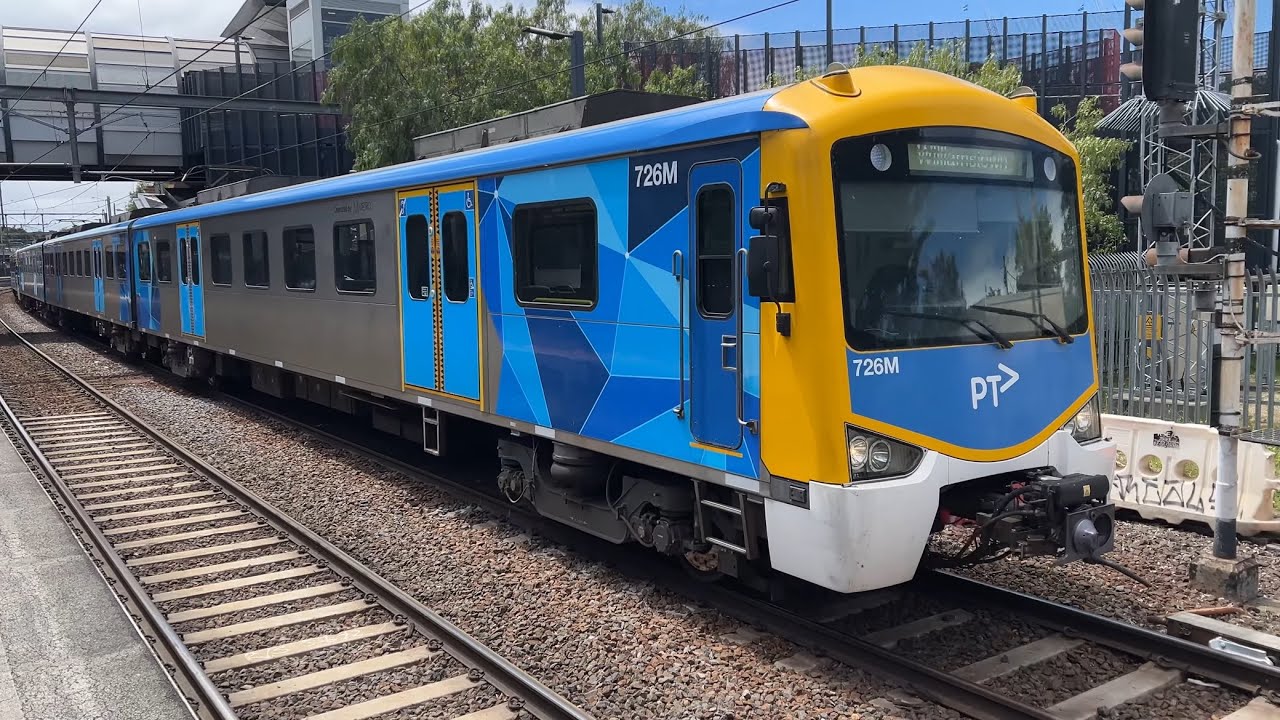Metro Siemens Departing Footscray Station to Williamstown - HORN SHOW ...