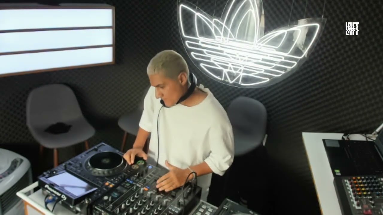 Pinto @ Originals Flagship Store, Mexico City - YouTube