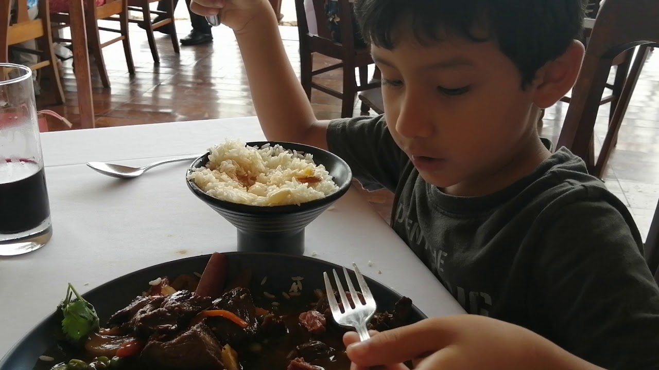 Niño explica como se come el lomo saltado - YouTube