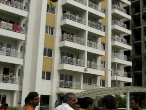Mantri Flora - 2009 Krishan Janmastami - Dahi Handi - YouTube