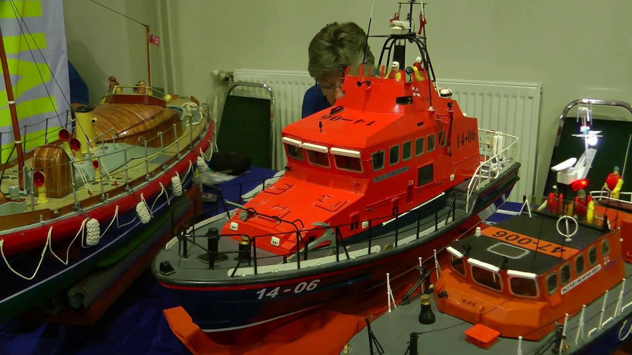 MODEL BOATS AT HAYDOCK PARK UK - YouTube