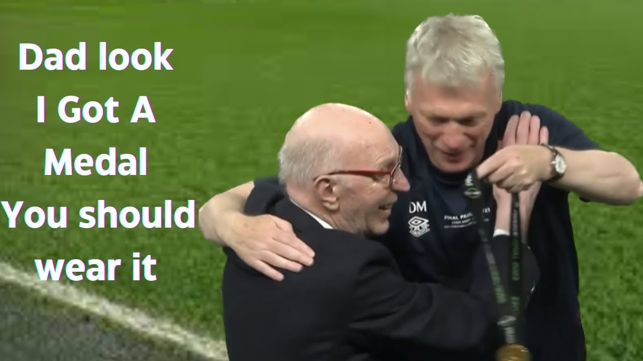 David Moyes give Dad Medal after West Ham won Final - YouTube