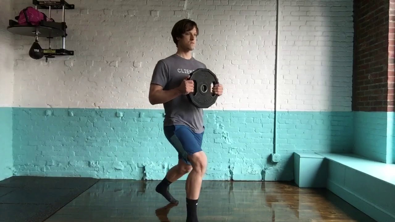 Walking Lunge w/ Plate Twist - YouTube