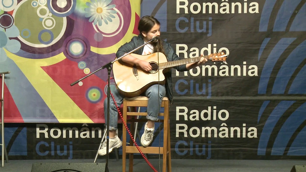 Intr-un cer violet - YouTube