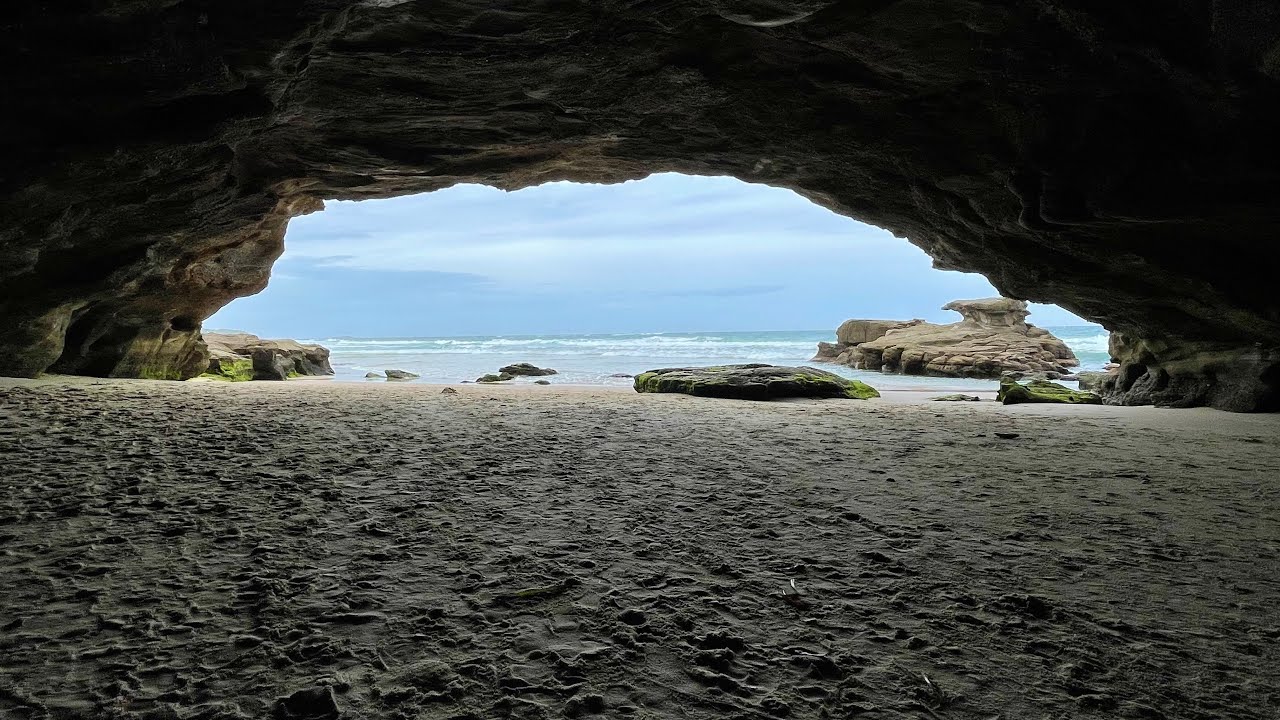 Exploring Caves beach in Australia - YouTube
