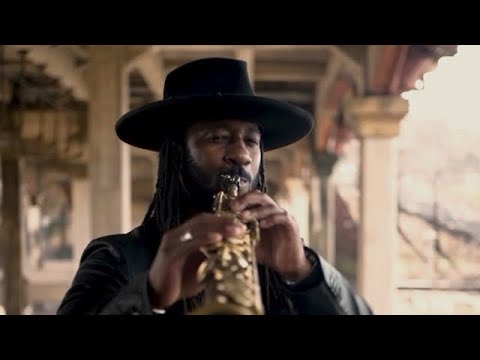 Maxwell ‘Fortunate’ was begging for sax - YouTube
