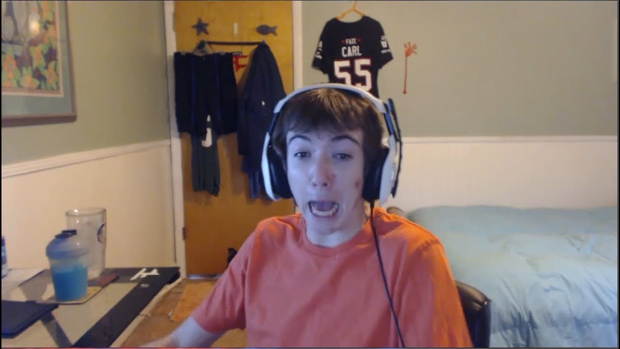 FaZe Carl Reads His Twitter Timeline - YouTube