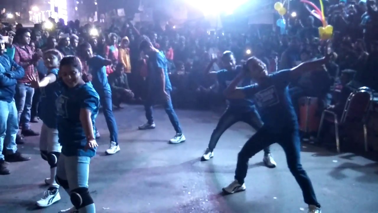 Street performers, beautiful girls. - YouTube