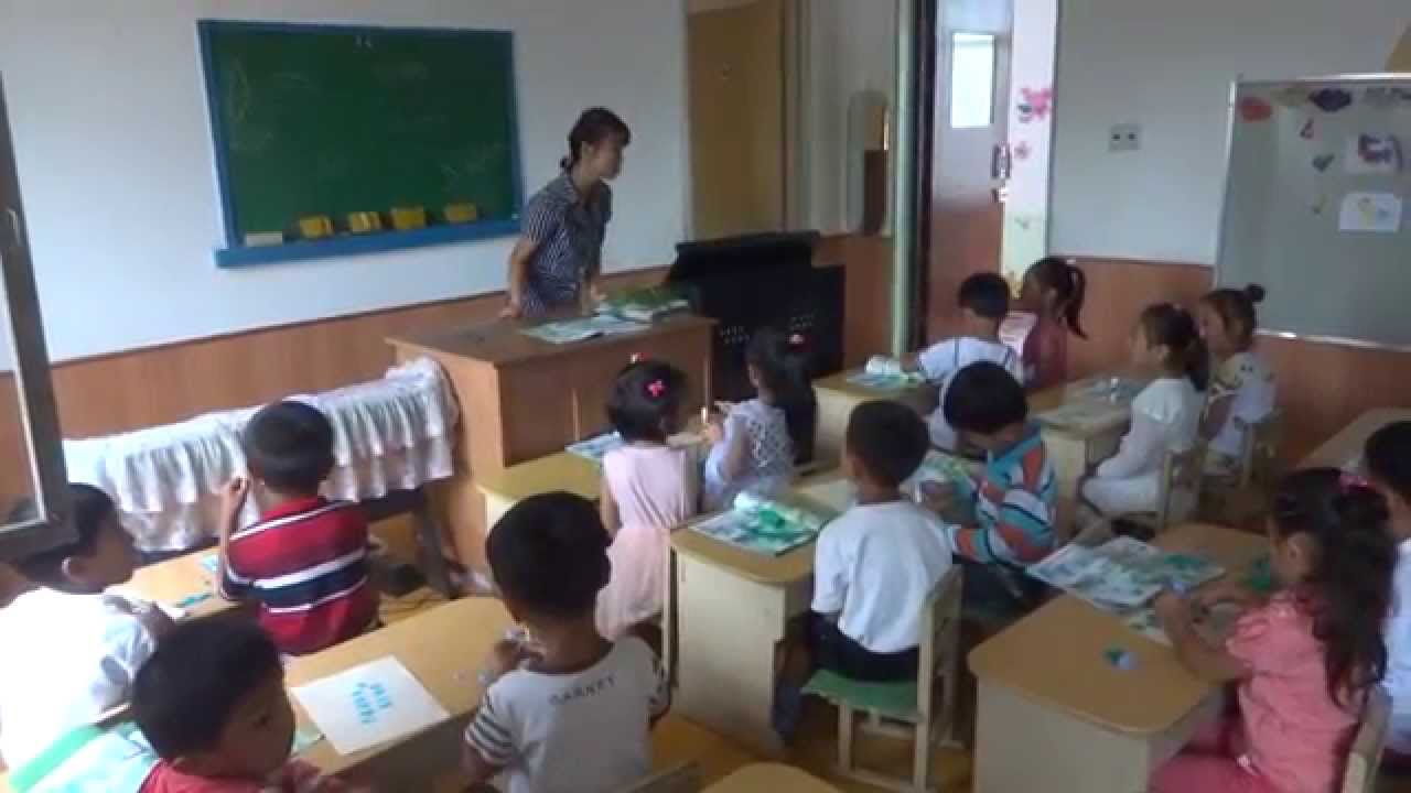 North Korea: Kindergarten Class in Chongjin 北朝鮮:清津市の幼稚園 - YouTube