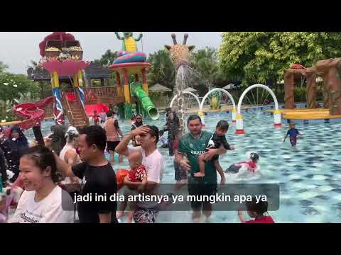 Ada tyas mirasih di Waterboom Batavia Splash Berenang seru bareng anak